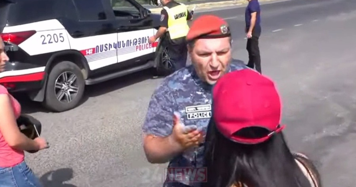 The red berer hit a journalist covering the protest (video)