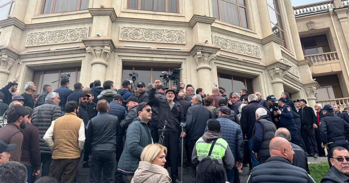 33 people were arrested near the Gyumri community hall. CC: