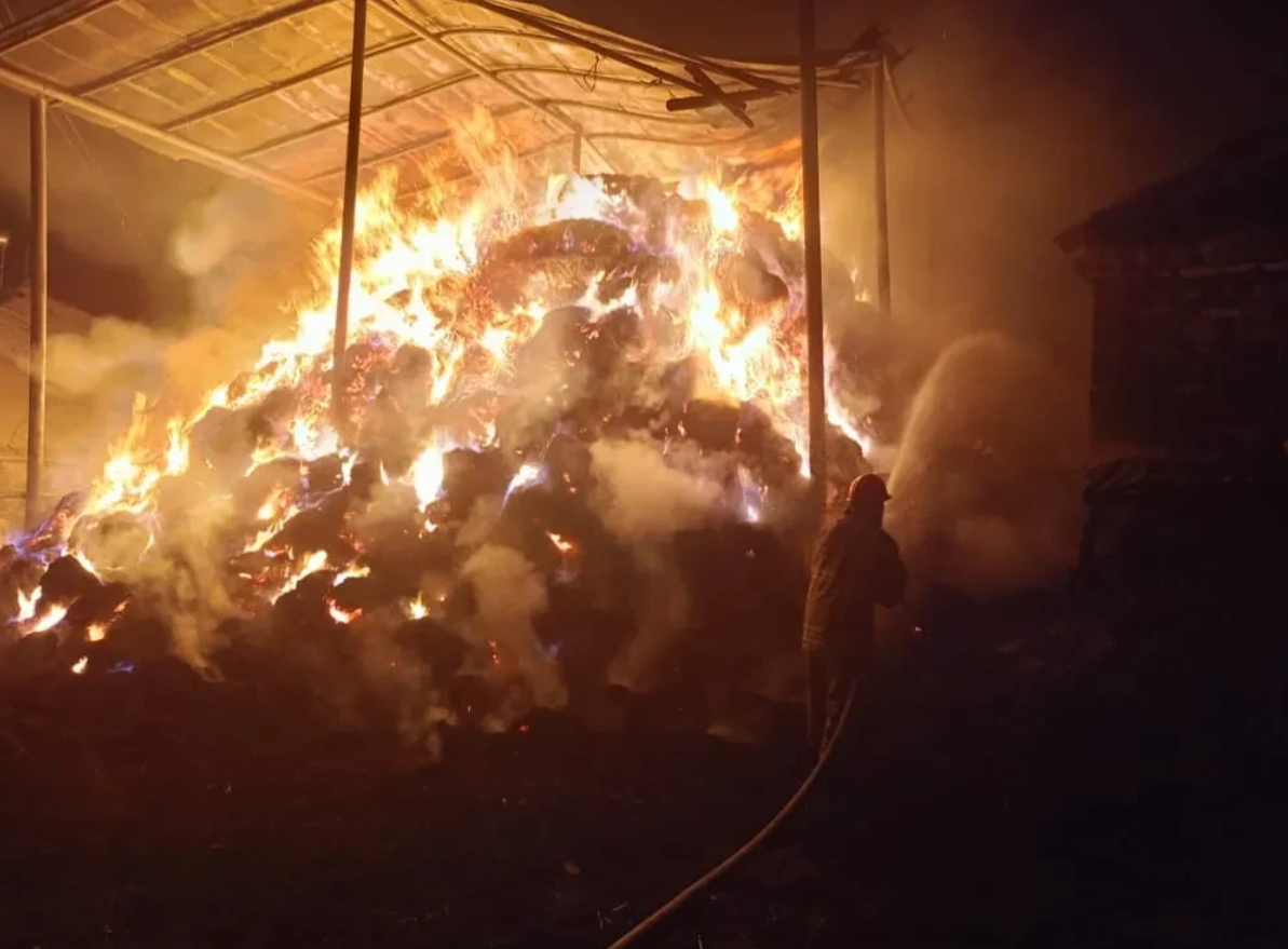 В селе Сараарт Лорийского марза сожжено около 200 бушелей кормов ...