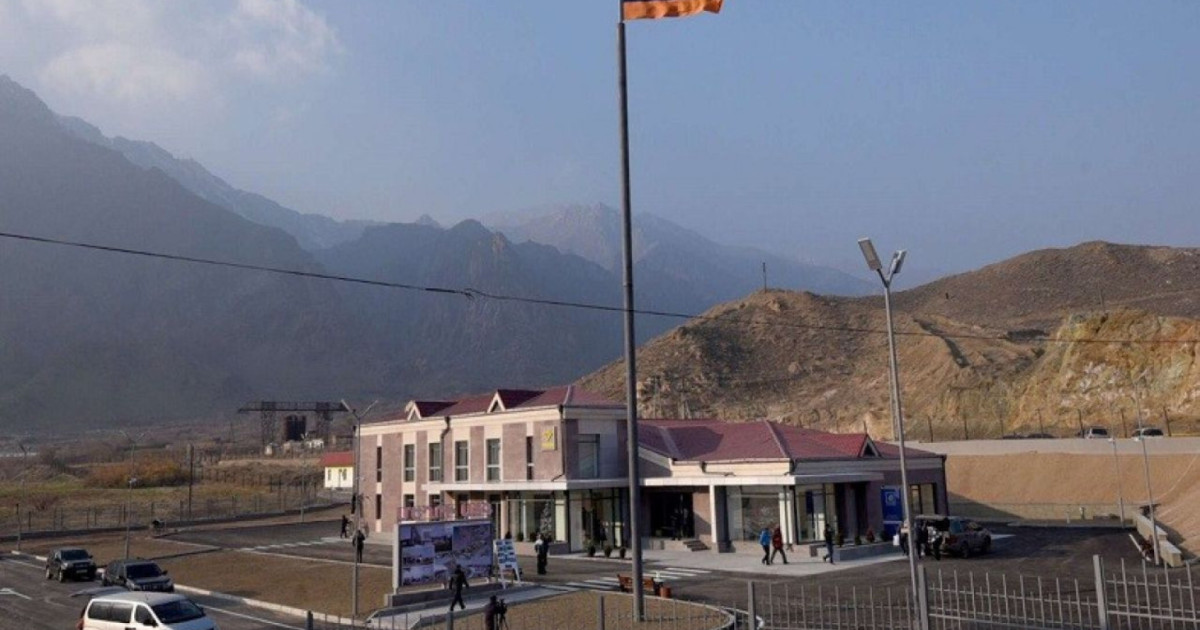 Crossing of citizens through the checkpoint from Iran to Armenia has ...
