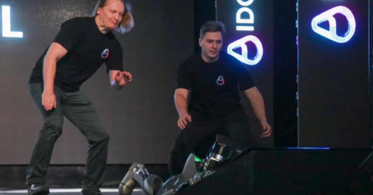 Russia's first humanoid robot with artificial intelligence fell and ...