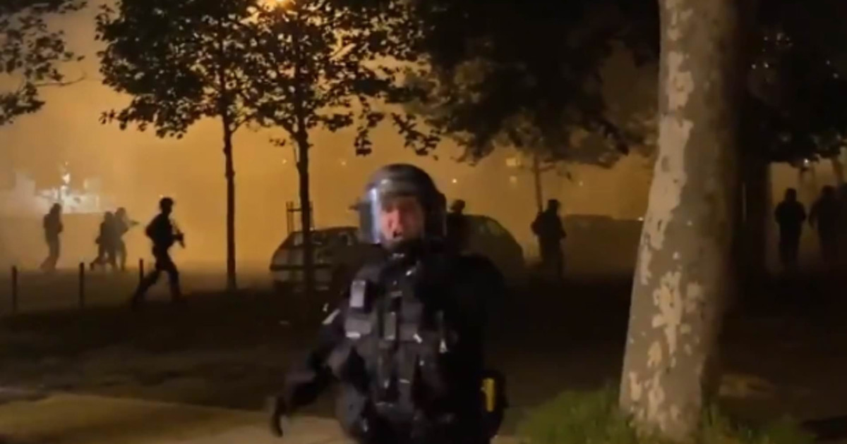 Anti-lockdown riots break out in Paris amid anger at police 'heavy ...